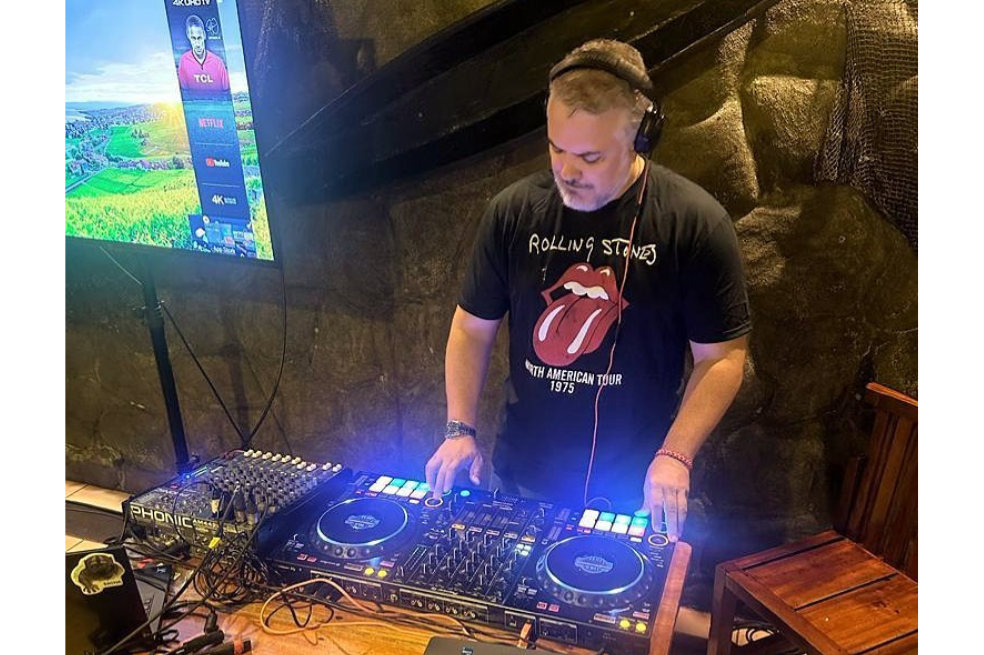 Iván Duque sorprendió a los internautas tocando como DJ en una fiesta ...